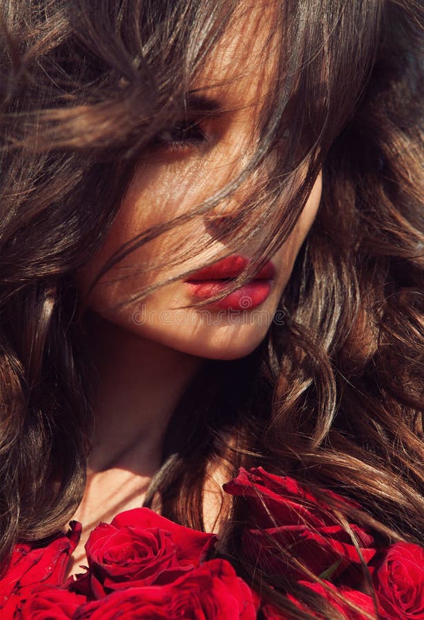 Modelo De Forma Girl Portrait Com Rosas Vermelhas Imagem de Stock ...