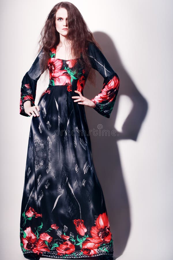 Modelo De Forma No Vestido De Noite Longo Foto de Stock - Imagem de ... Modelo De Forma No Vestido De Noite Longo Foto de Stock - Imagem de ...