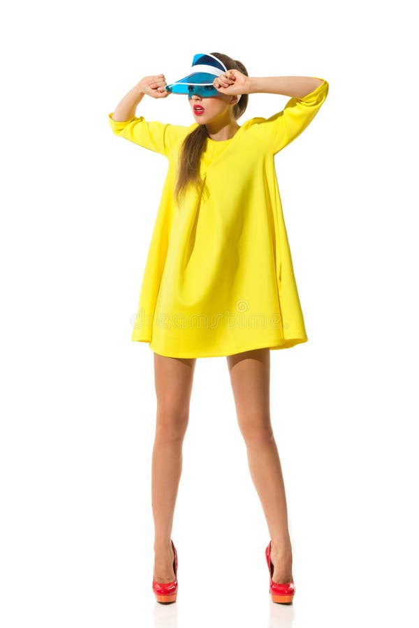 Modelo De Forma in Yellow Mini Dress Foto de Stock - Imagem de bonito ...