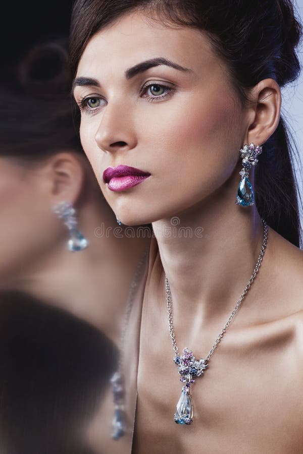 Modelo De Moda Que Presenta En Joyería Exclusiva Foto de archivo ...