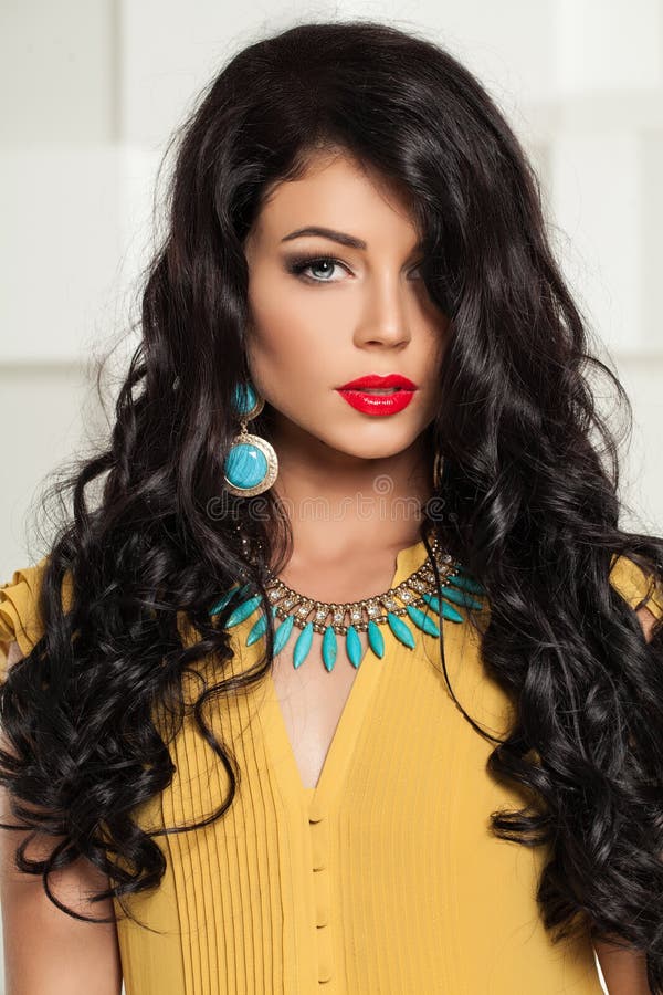 Modelo De Moda Atractivo De La Mujer Closeup Portrait Imagen de archivo ...