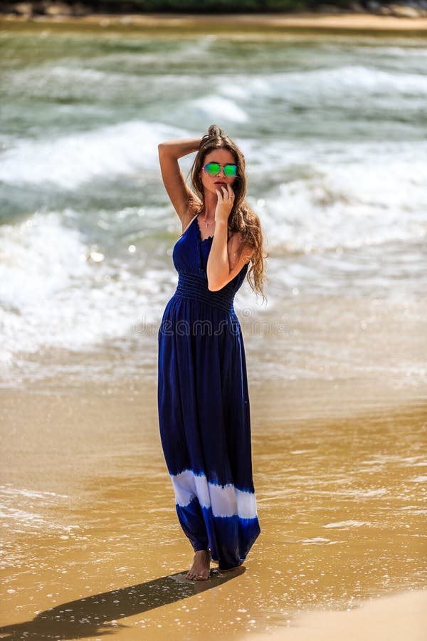 Modelo De Moda Atractivo Que Presenta En La Playa Foto de archivo ...