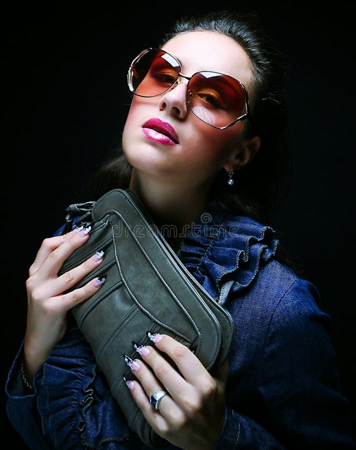 Modelo De Moda Con Un Bolso Imagen de archivo - Imagen de haga, hembra ...