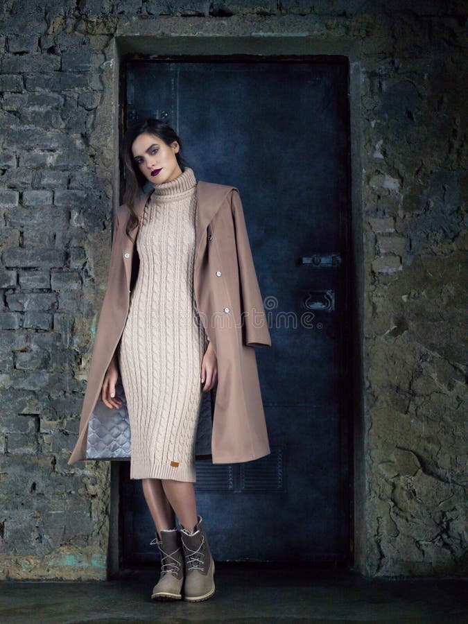 Modelo De Moda Elegante Que Lleva La Capa Larga De La Moca, Presentando ...