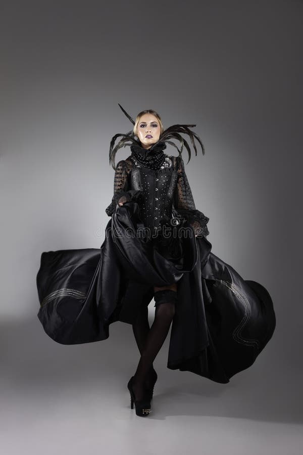 Modelo Con Un Vestido Negro Extravagante Foto de archivo - Imagen de ...