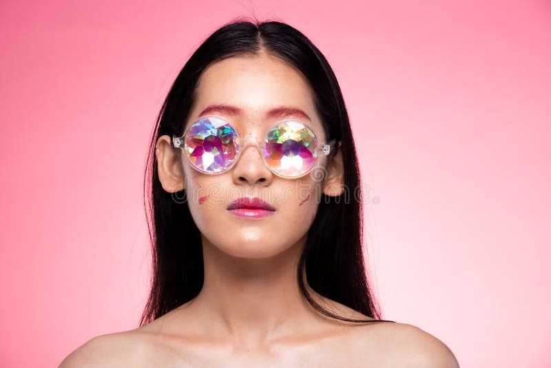 Modelo De Moda Mujer Usa Lentes Kaleidoscope Foto de archivo - Imagen ...