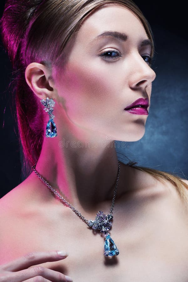 Modelo De Moda Que Presenta En Joyería Exclusiva Foto de archivo ...