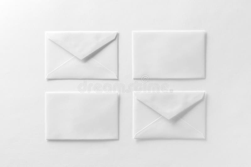 Modelo De Quatro Envelopes No Fundo De Papel Textured Branco Foto de ...