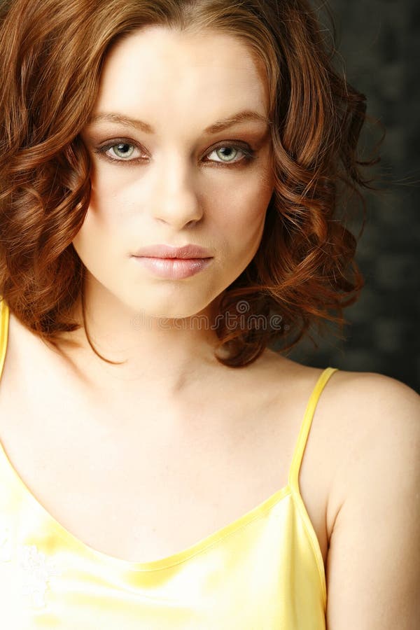 Modelo de Sam en amarillo foto de archivo. Imagen de rizado - 8960544