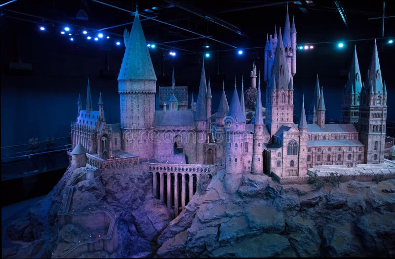 Castillo De Hogwarts En La Noche Imagen editorial - Imagen de edificio ...
