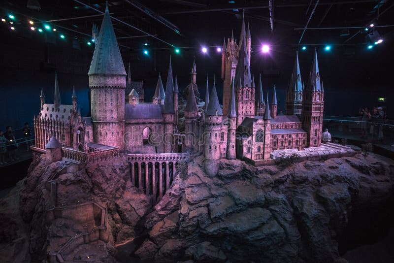 Modelo Del Castillo De Hogwarts En Warner Bros Estudios Foto editorial ...