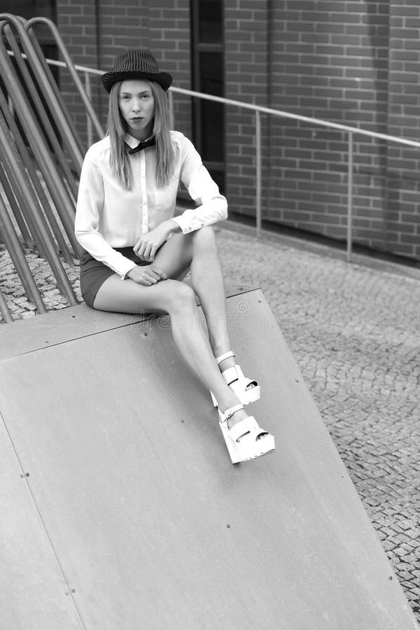 Modelo delgado en la calle imagen de archivo. Imagen de modelo - 173315021