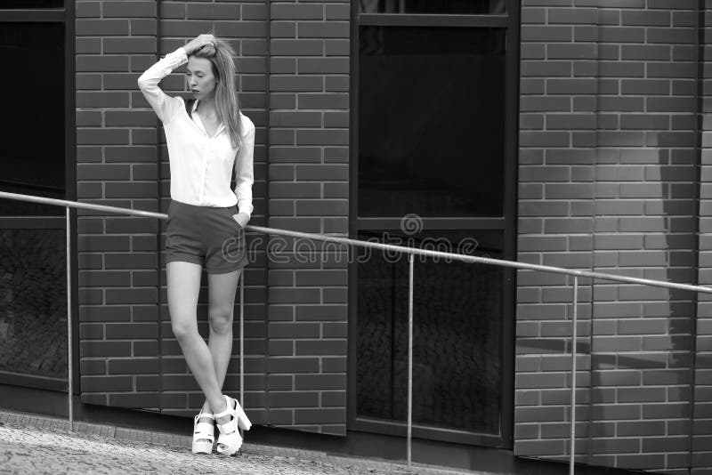 Modelo delgado en la calle imagen de archivo. Imagen de atractivo ...