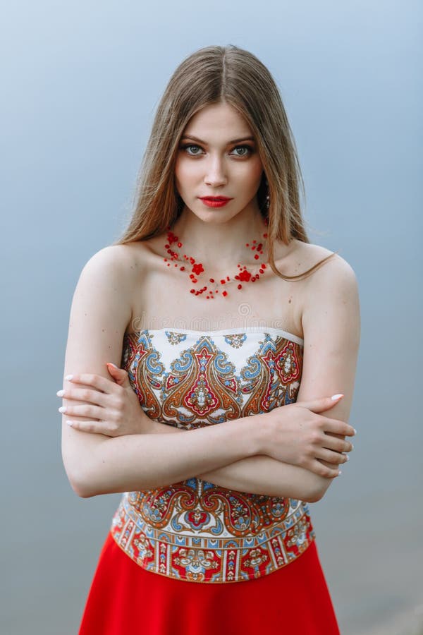 Modelo Em Um Vestido Vermelho Na Natureza Garota No Bosque Imagem De