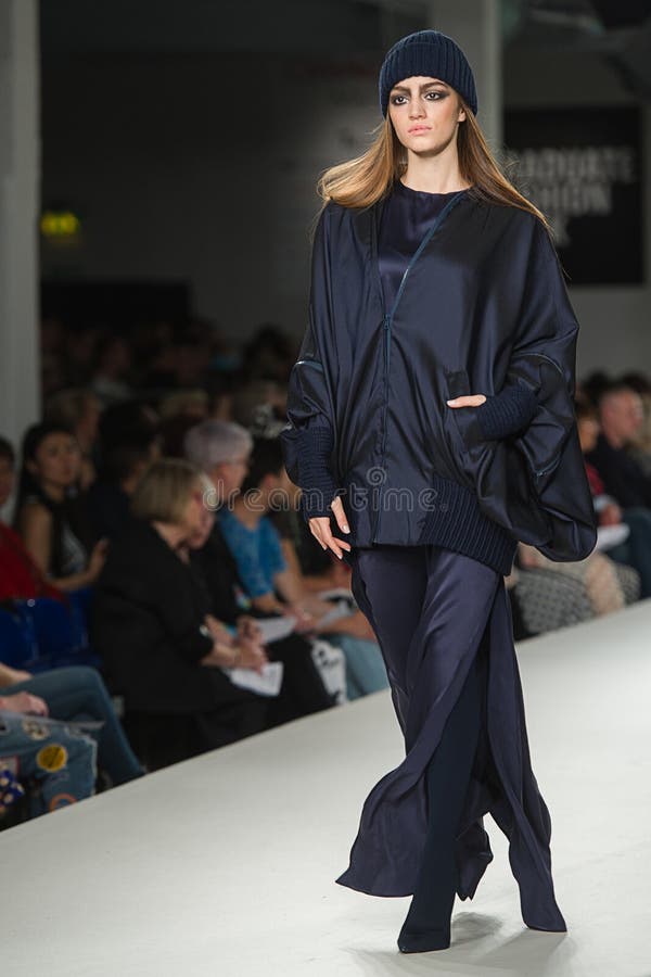 Modelo em uma passarela foto editorial. Imagem de colorido - 90270296