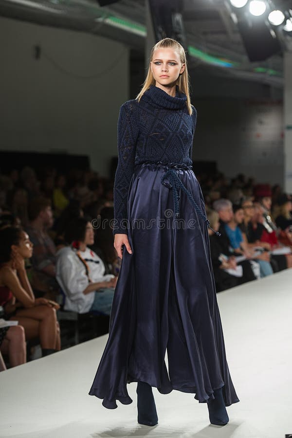 Modelo em uma passarela foto editorial. Imagem de bonito - 90270326