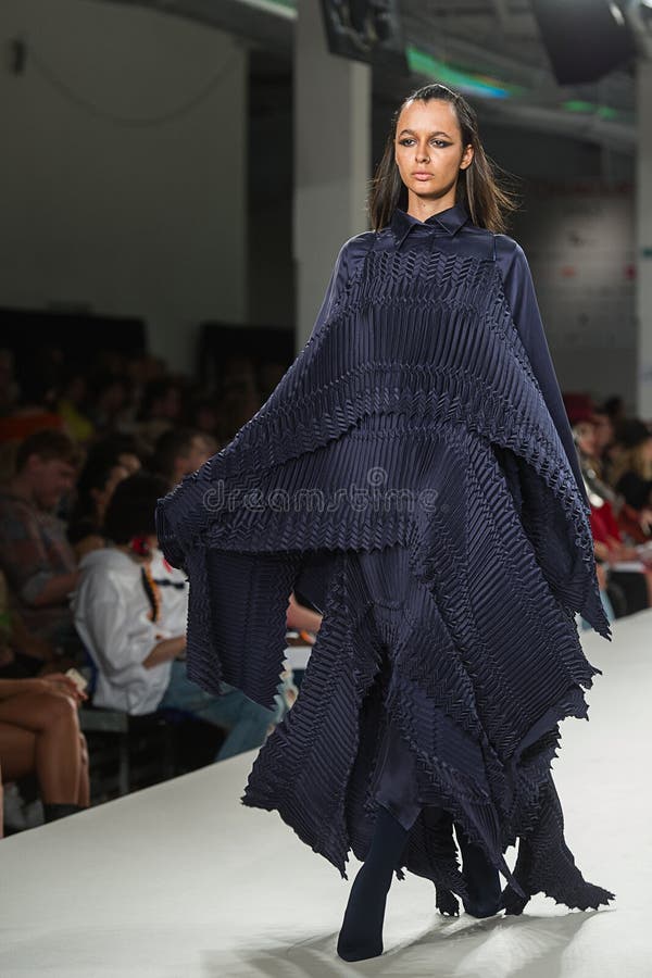 Modelo em uma passarela foto de stock editorial. Imagem de pessoa ...