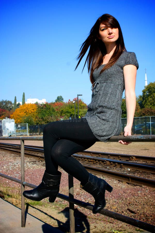 Modelo en el sol imagen de archivo. Imagen de arco, elegante - 9512387