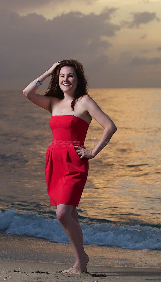 Modelo en la playa imagen de archivo. Imagen de figura - 26515923