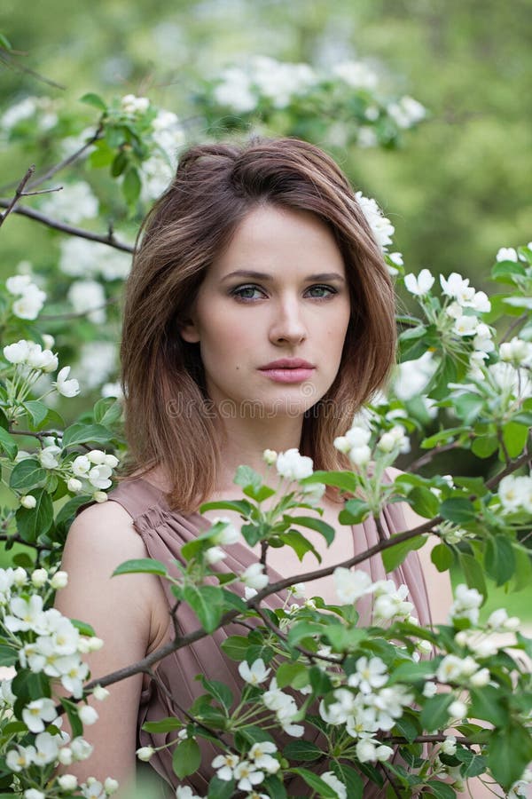 Modelo Femenino Joven De Brunette Para Adultos Atractiva Con Corte De Pelo Fresco Y Limpio De La