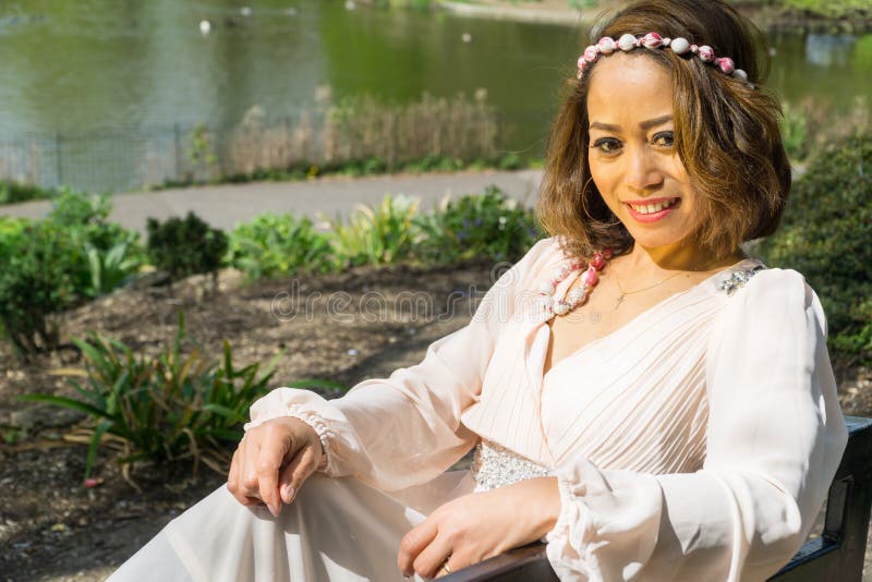 Modelo filipino imagen de archivo. Imagen de modelo, lago - 92664207