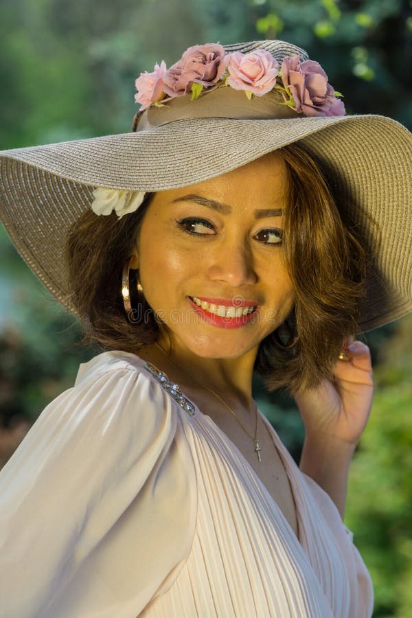 Modelo Filipino Con Un Sombrero Encendido Foto de archivo - Imagen de ...