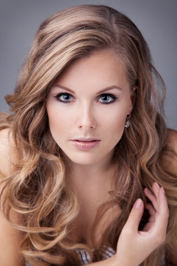 Modelo Hermoso Con El Pelo Con Estilo Imagen de archivo - Imagen de ...