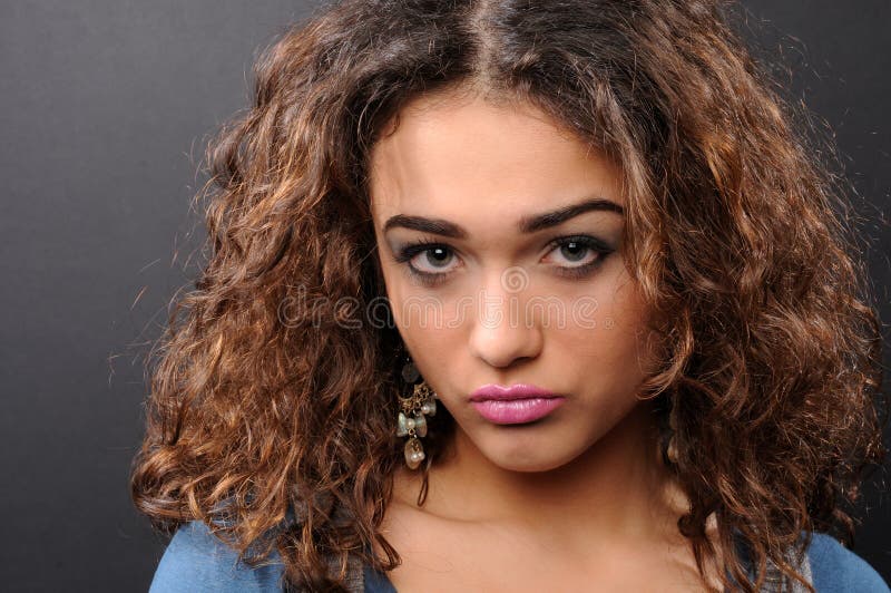 Modelo Hermoso Con El Pelo Rizado Foto de archivo - Imagen de feminidad ...