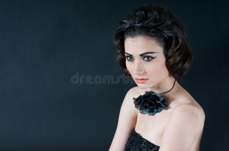 Modelo hermoso con la flor imagen de archivo. Imagen de hembra - 12356061