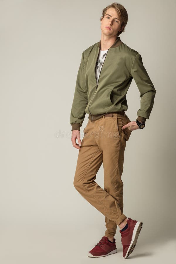 Modelo Hermoso Que Lleva La Ropa Moderna Imagen de archivo - Imagen de ...