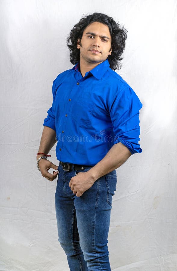 Modelo Masculino Indio Con Camisa Azul Foto de archivo - Imagen de ...