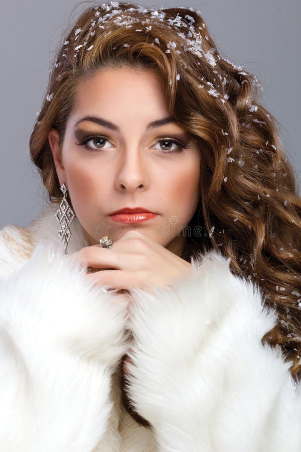 Modelo Moreno Bonito Com O Retrato Longo Do Cabelo Imagem de Stock ...