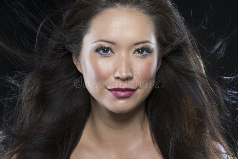 Modelo Moreno Bonito Do Cabelo Imagem de Stock - Imagem de brilhante ...