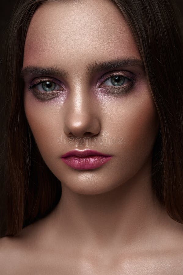 Modelo Moreno De La Belleza De La Moda Con El Pelo Largo Imagen de ...