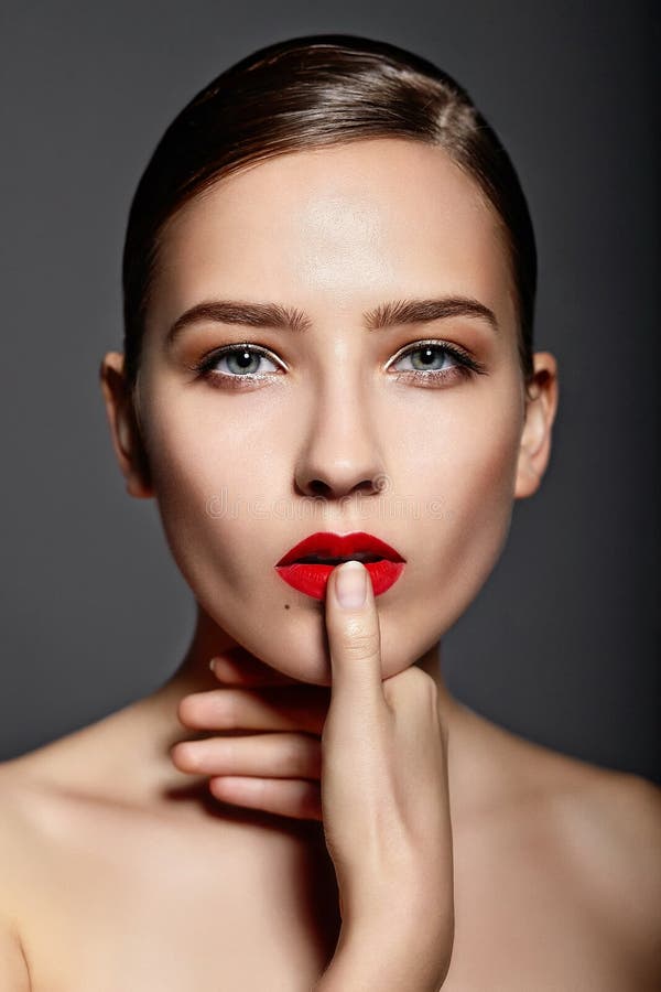 Modelo Moreno Elegante Atractivo Con Los Labios Rojos Foto de archivo ...