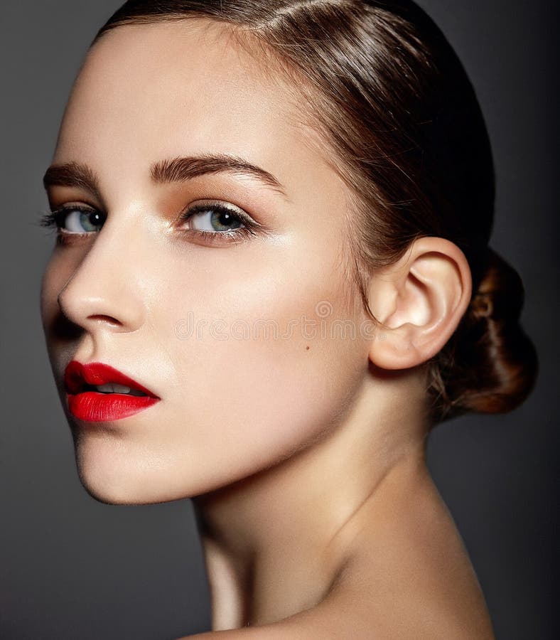 Modelo Moreno Elegante Atractivo Con Los Labios Rojos Imagen de archivo ...