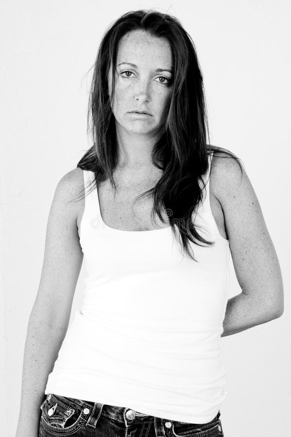 Modelo Moreno Hermoso Con Las Pecas. Imagen de archivo - Imagen de ...