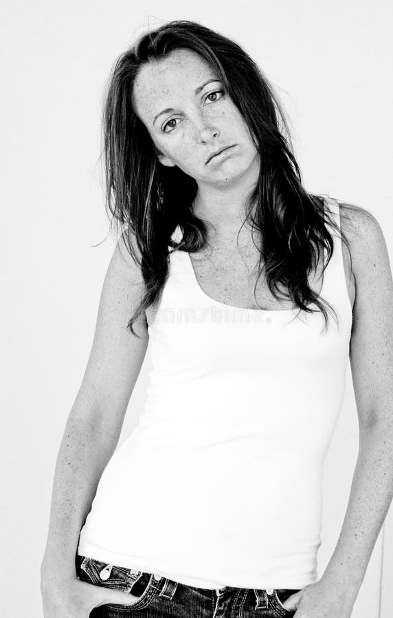 Modelo Moreno Hermoso Con Las Pecas. Imagen de archivo - Imagen de fino ...