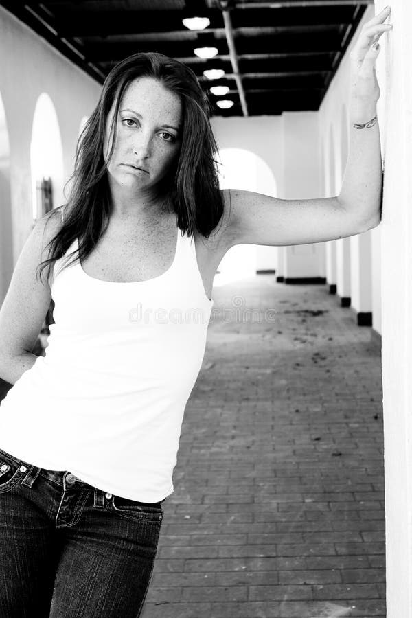 Modelo Moreno Hermoso Con Las Pecas. Imagen de archivo - Imagen de ...