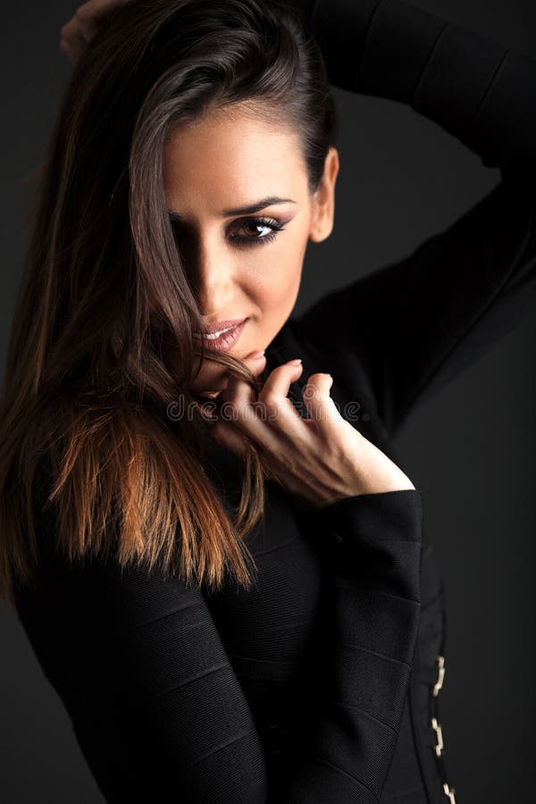 Modelo Moreno Joven Que Presenta En Estudio Imagen de archivo - Imagen ...