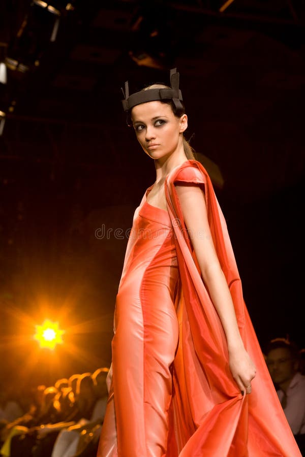 Modelo na passarela imagem de stock editorial. Imagem de pista - 4795054