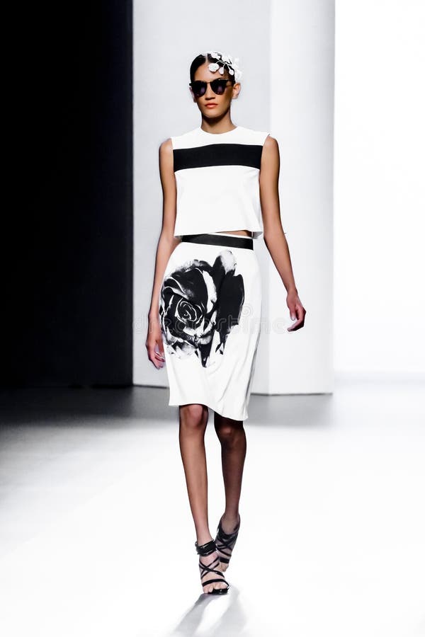 Modelo Na Passarela Durante O Desfile De Moda Imagem de Stock Editorial ...
