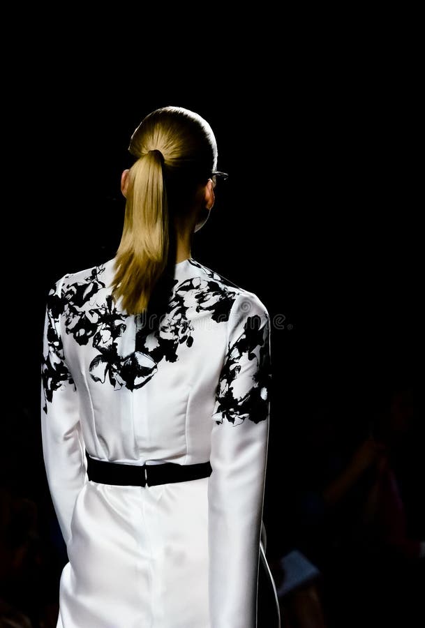 Modelo Na Passarela Durante O Desfile De Moda Fotografia Editorial ...