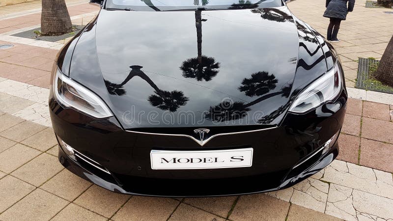 Modelo Negro S Electric Car - Front View De Tesla Foto editorial ...