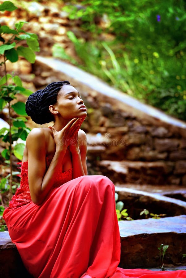 Modelo Retro Afro-americano No Parque Foto de Stock - Imagem de lago ...