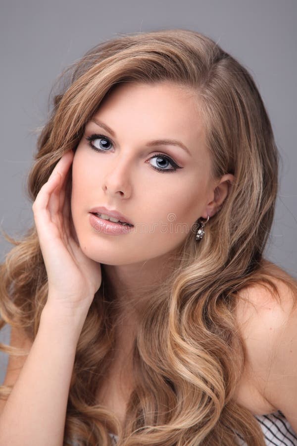 Modelo Rubio Con El Pelo Hermoso Imagen de archivo - Imagen de peinado ...