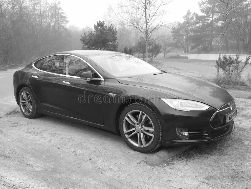Modelo S De Tesla - Blanco Y Negro Imagen editorial - Imagen de camino ...