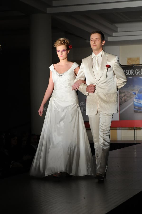 Modelos De Forma Na Passarela Fotografia Editorial - Imagem de fêmea ...