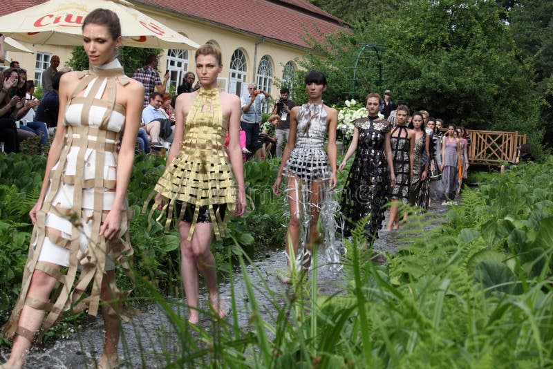 Modelos de moda fotografía editorial. Imagen de fashionable - 31955762