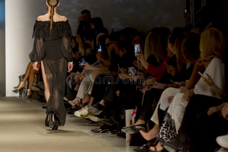 Modelos en desfile de moda imagen editorial. Imagen de costura - 115618960